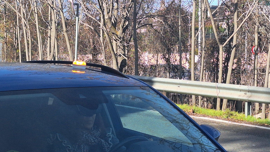 La DGT impone la baliza V-16 y dice adiós a los triángulos de ...